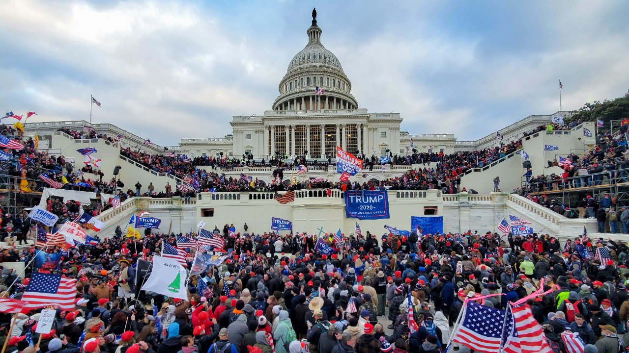 Trump-aanhanger die Capitool bestormde, stuurde dat z'n ex een "idoot ...