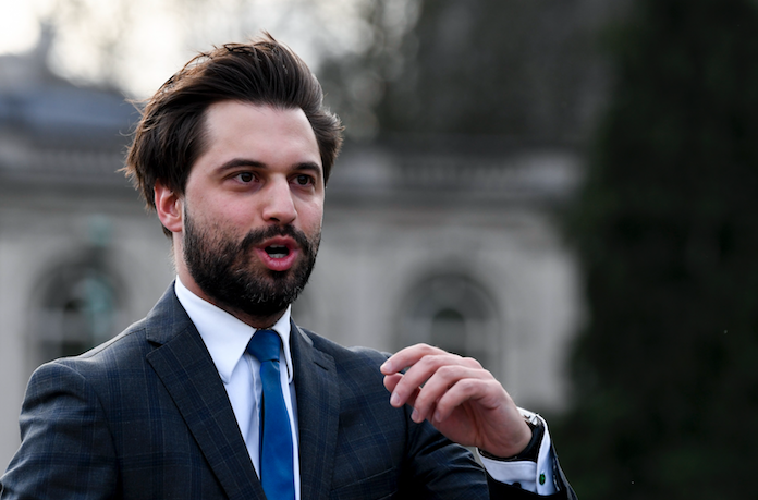 MR duwt alweer op versoepeling en viseert reisverbod