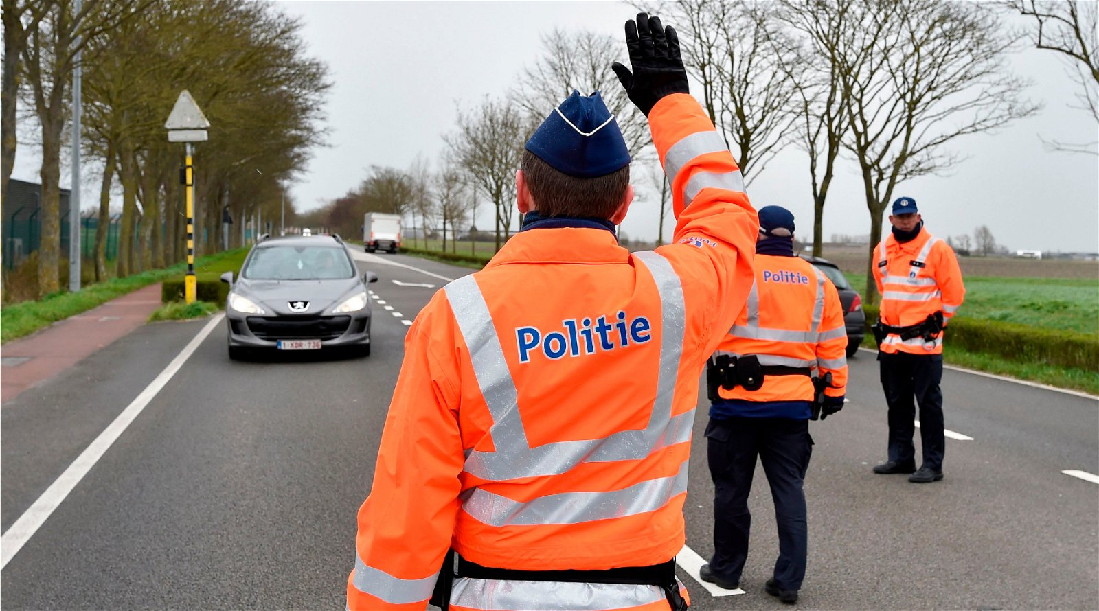 Kan een politieagent ook tijdens vakantie boetes geven? - Business AM