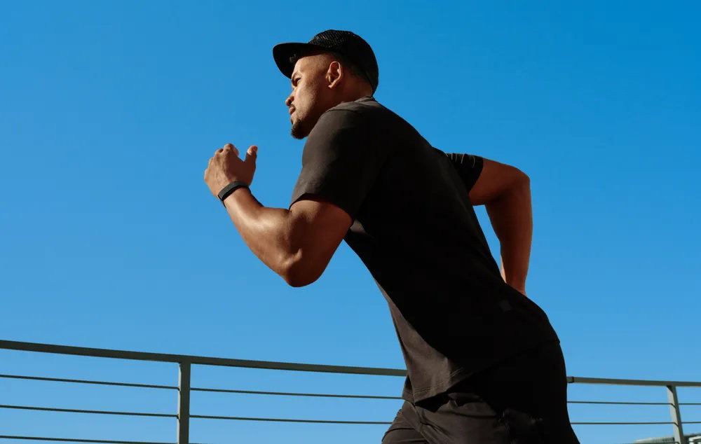 Google lanceert de schermloze Fitbit Air als concurrent voor Whoop ...