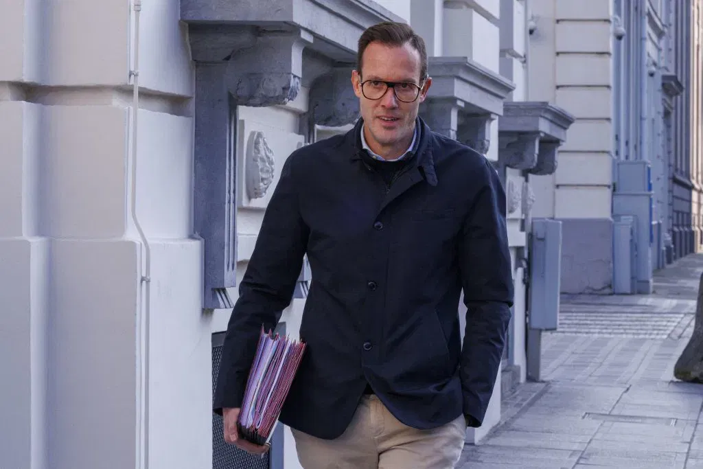 Le ministre Rob Beenders (Vooruit) annonce des règles plus strictes ...