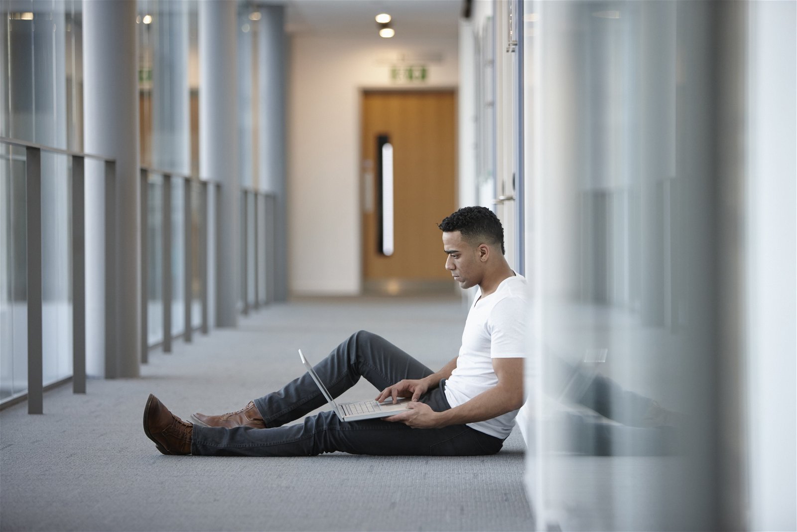 Les conséquences néfastes de la solitude au travail - Business AM - FR