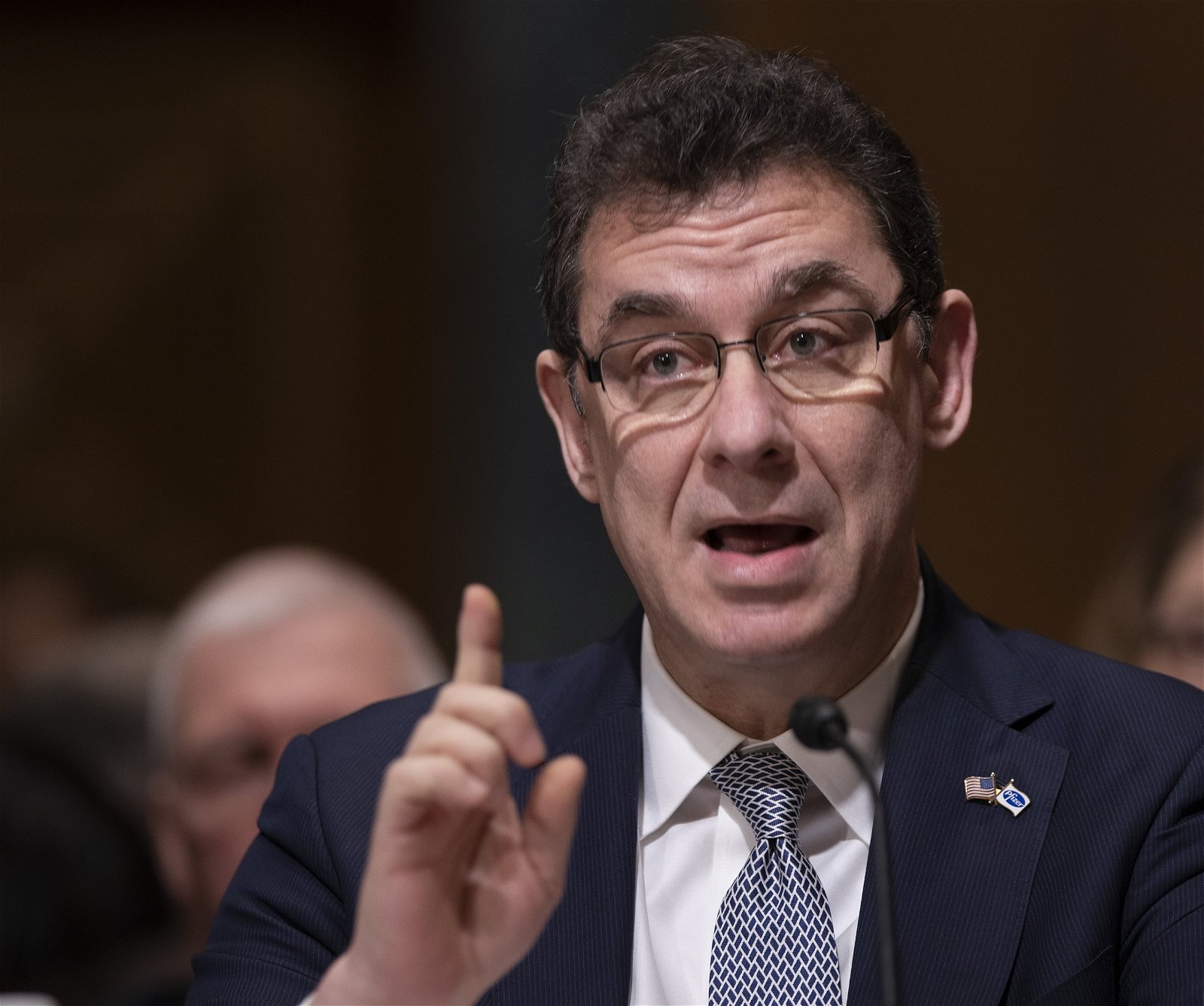 Vaccination annuelle, antivax et Big Pharma: le CEO de Pfizer fait le ...