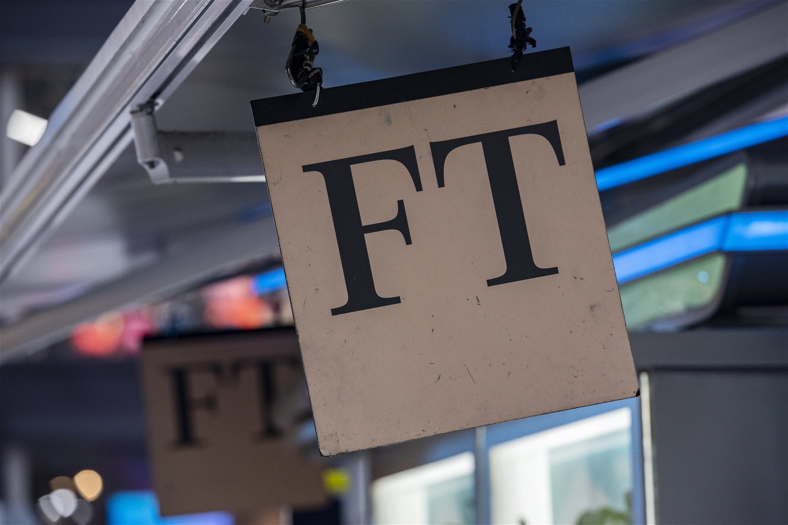 Journalist Financial Times breekt in bij gevoelige videogesprekken van ...