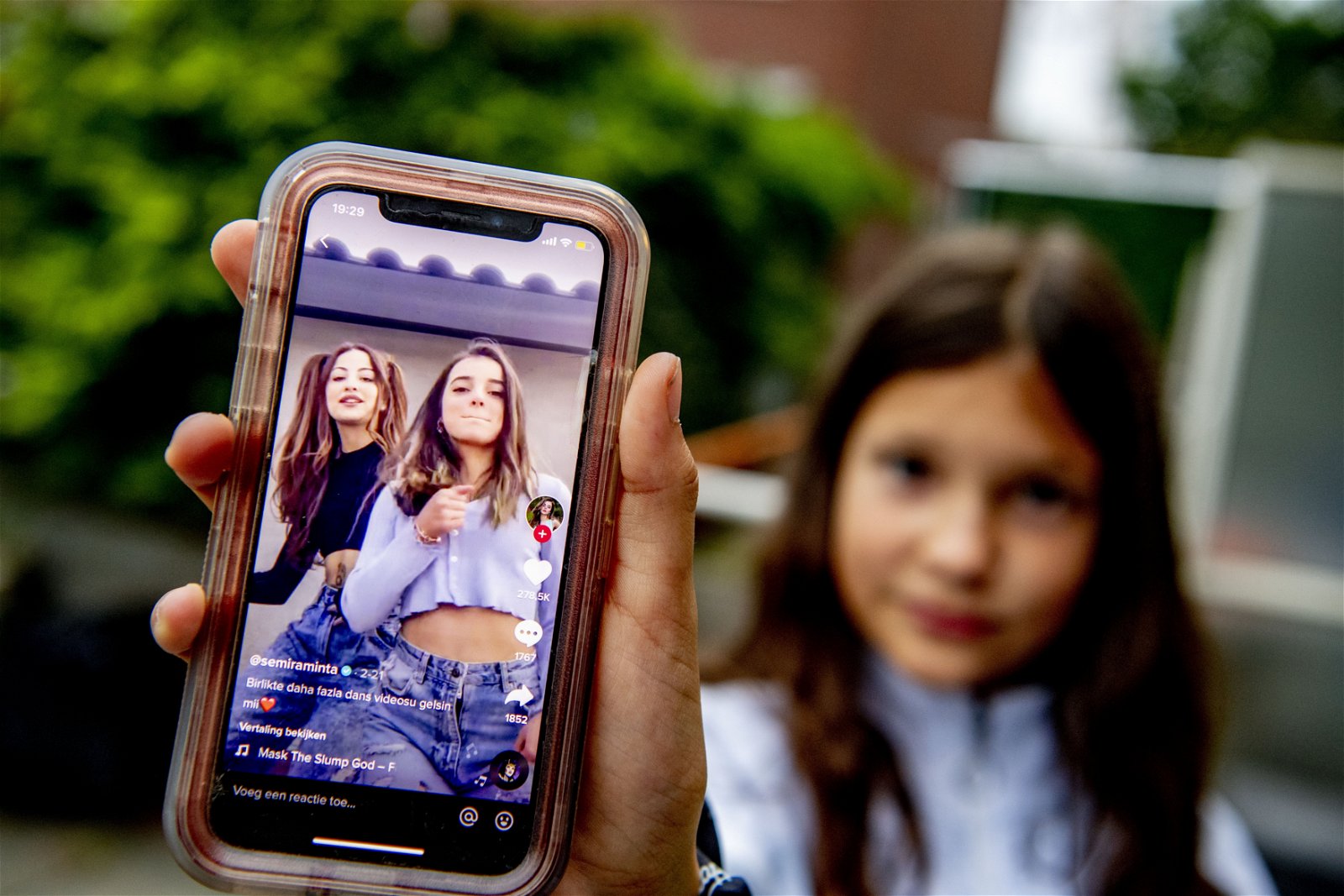 Le réseau social TikTok provoque-t-il des tics nerveux chez ses ...