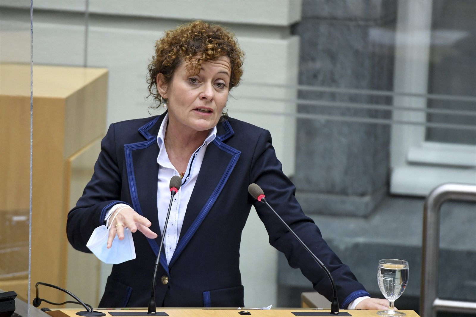 Lydia Peeters pakt het monopolie van de Vlaamse autokeuringscentra ...