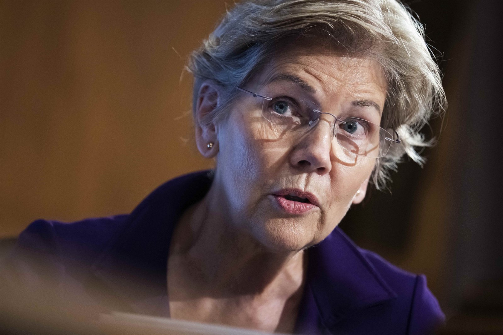 Amerikaans senator Elizabeth Warren vergelijkt Bitcoin aanschaffen met ...