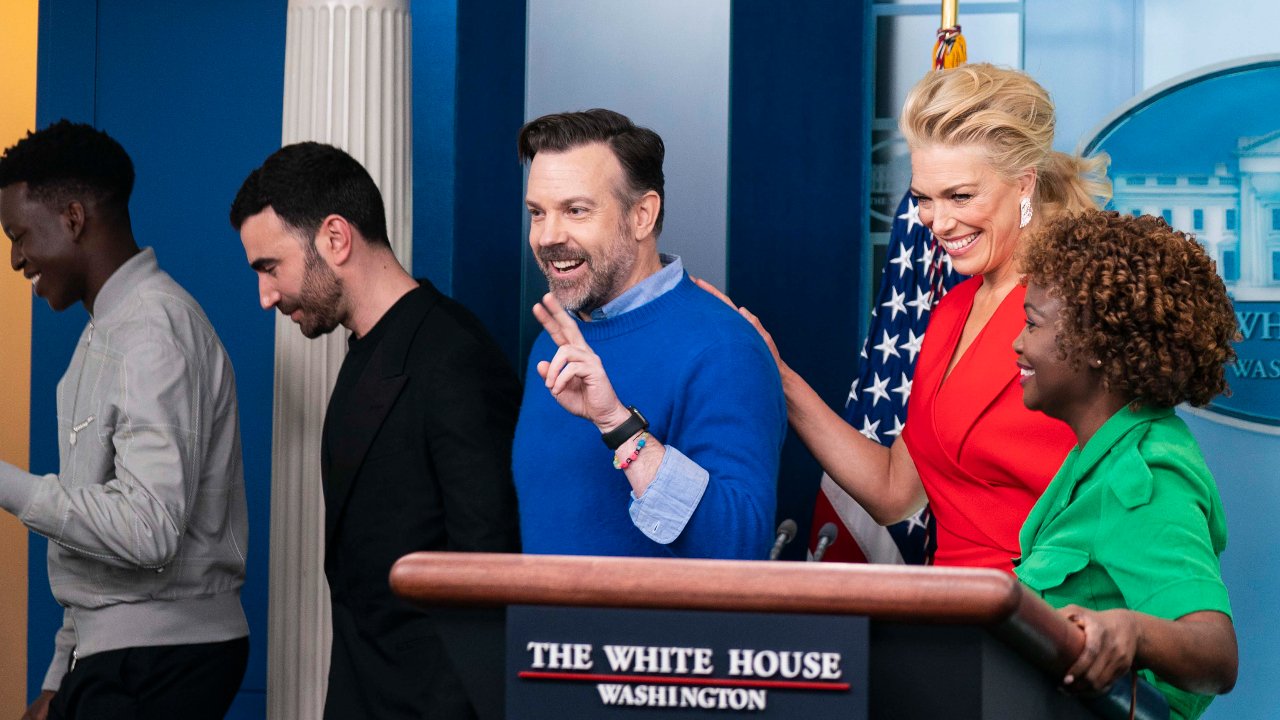 Joe Biden krijgt bezoek van 'Ted Lasso'-cast in Het Witte Huis - Newsmonkey