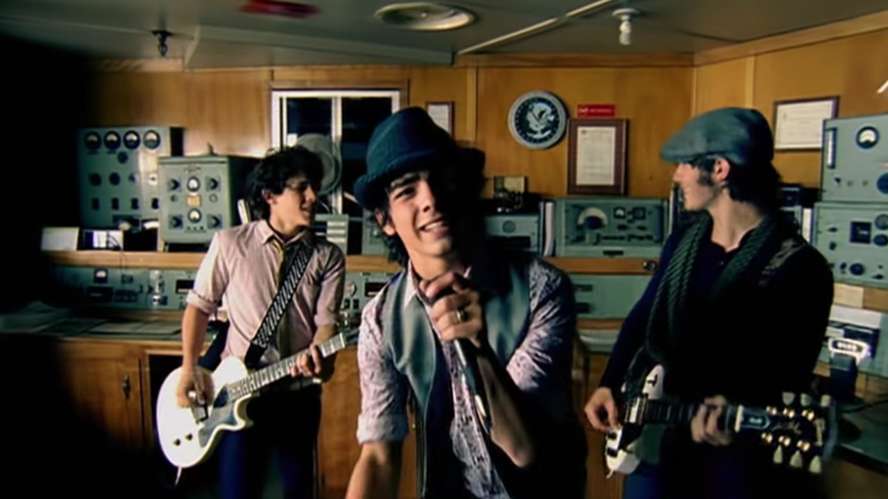 'S.O.S.' van de Jonas Brothers wordt 14 jaar en dat viert Joe Jonas met ...