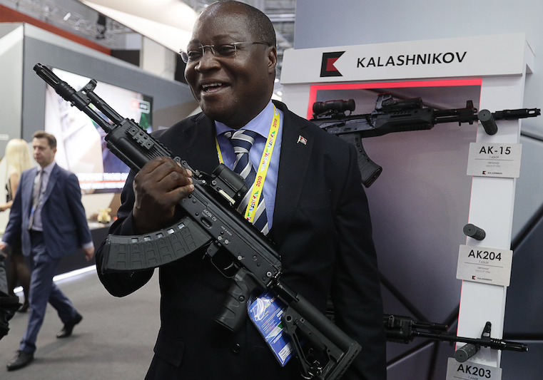 Kalashnikov gaat nu ook in India wapens produceren