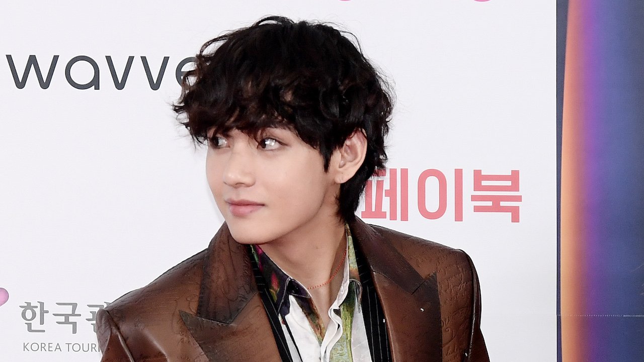 V (BTS) kondigt soloalbum 'Layover' aan - Newsmonkey