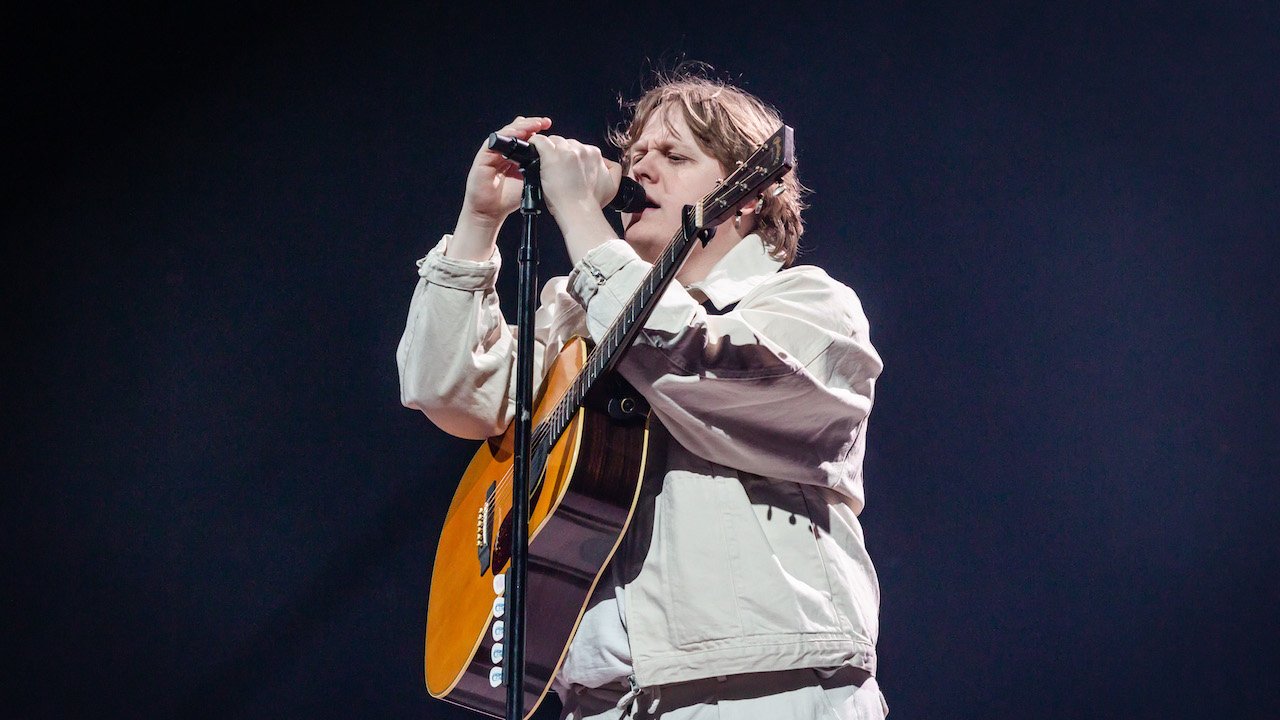 Netflix-documentaire 'Lewis Capaldi: How I'm Feeling Now' krijgt ...