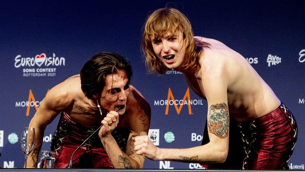 Måneskin: zanger Damiano en gitarist Thomas kussen op podium in Polen ...