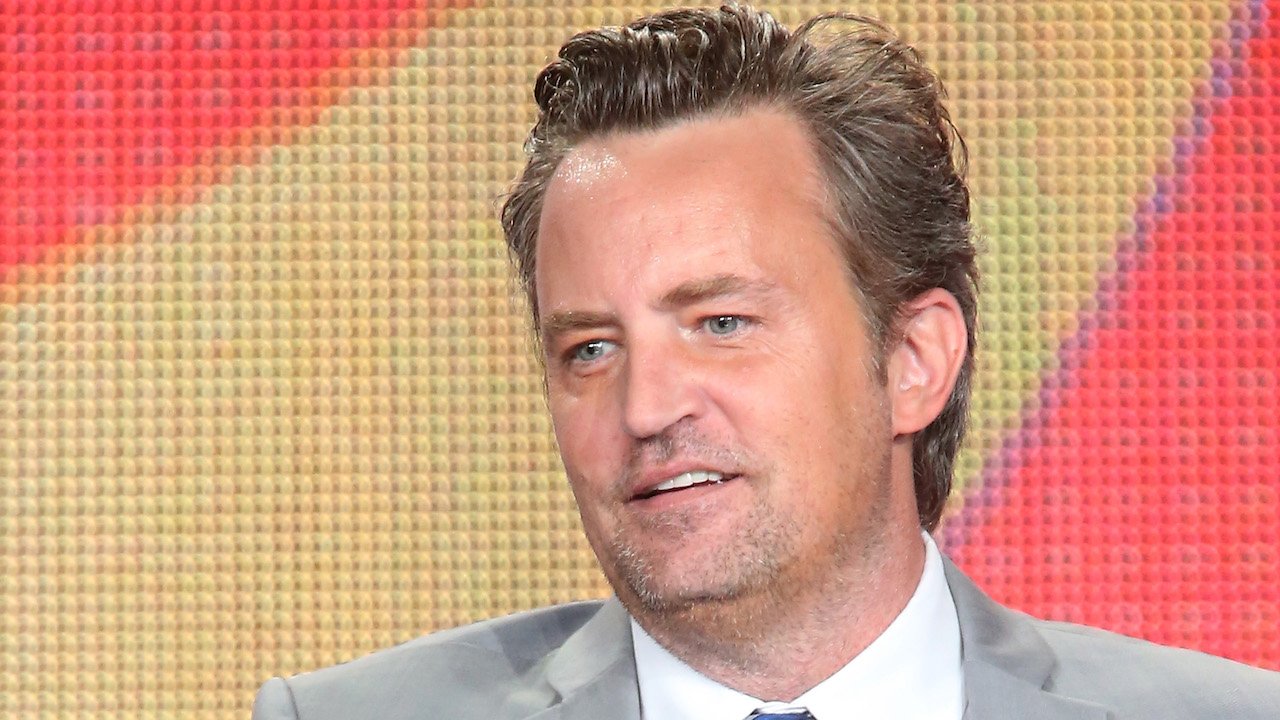 Play eert Matthew Perry met dagelijkse heruitzendingen 'Friends' én ...