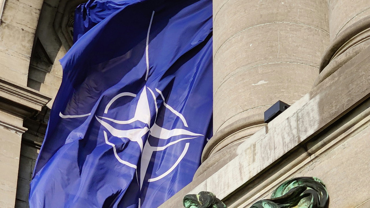 Bondgenoten geven voor het eerst sinds 2001 meer uit aan defensie dan ...