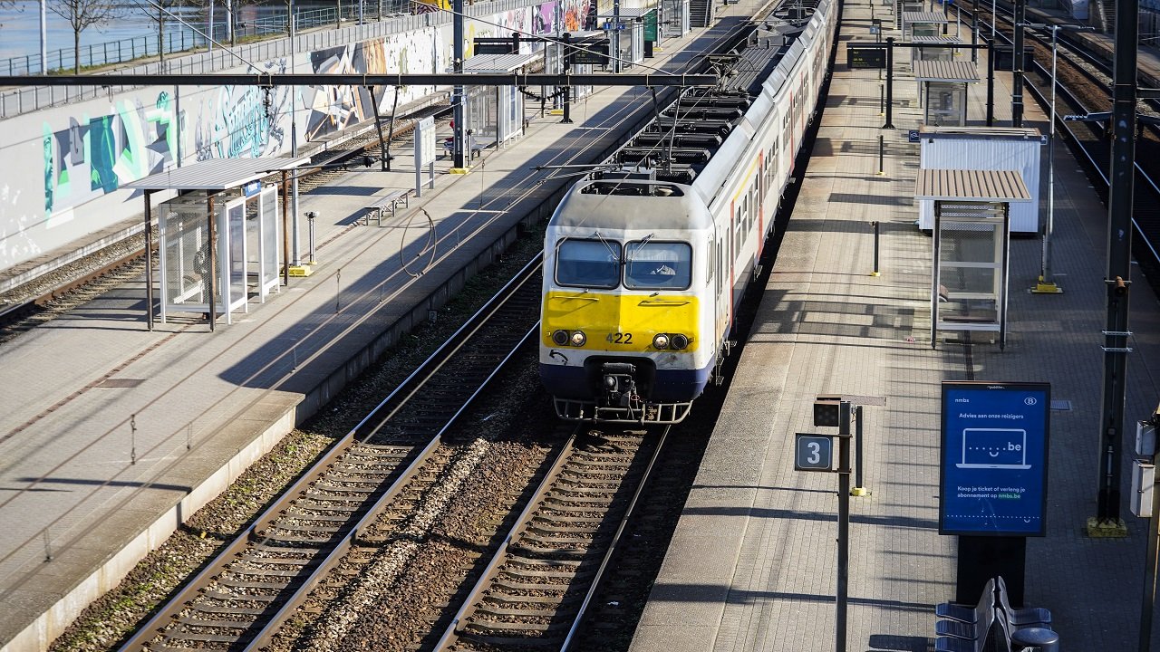 Treinpersoneel van NMBS draagt vanaf vandaag nieuwe, blauwe outfit - Newsmonkey