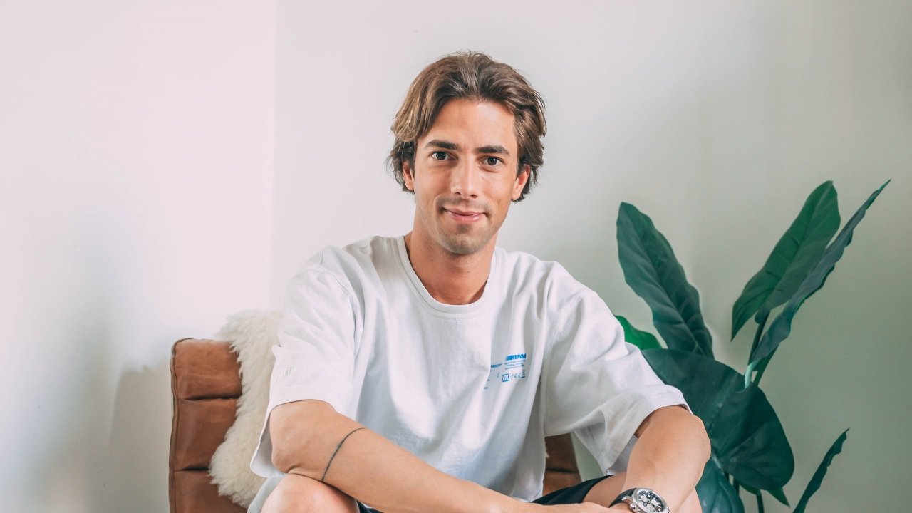 Influencer en acteur Nicolas Caeyers beschuldigd van verkrachting ...