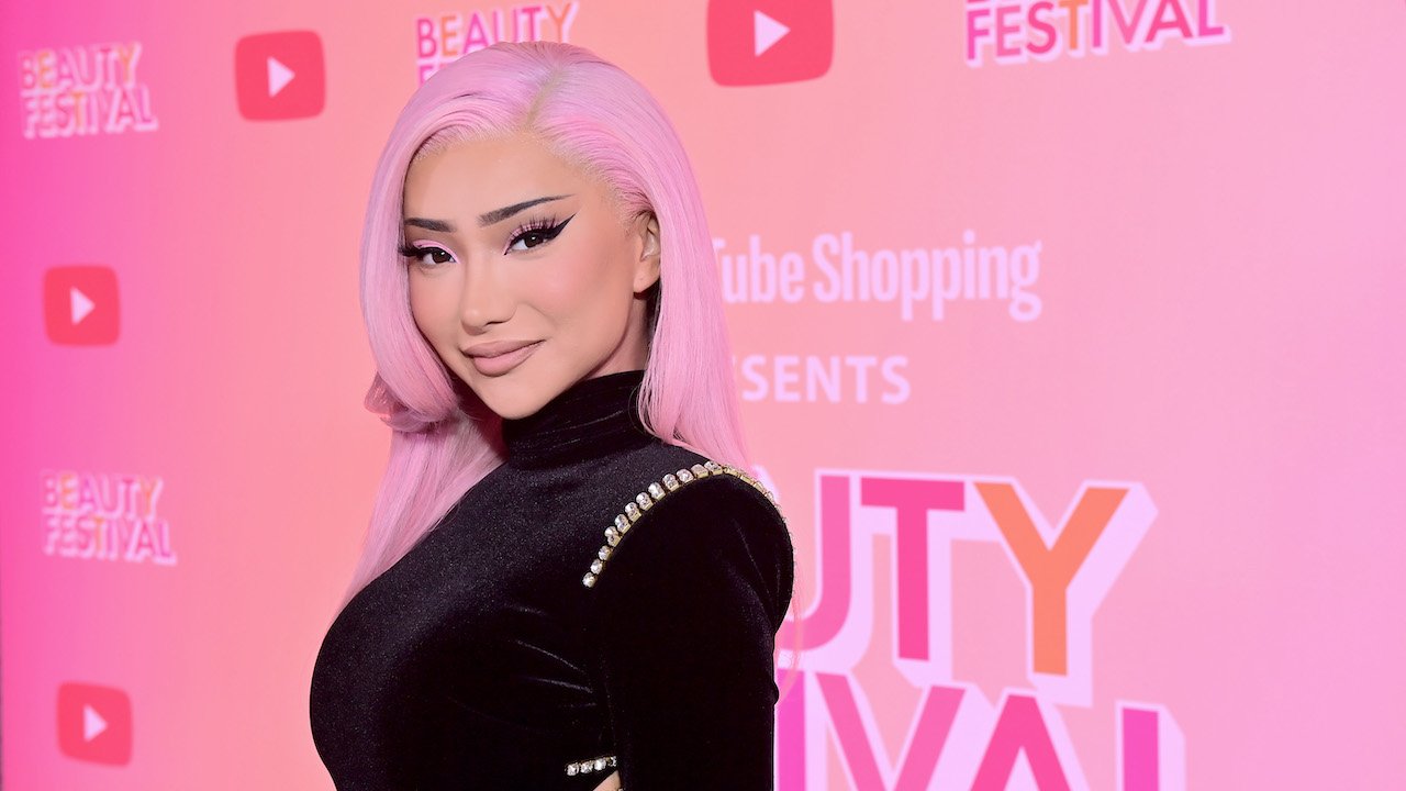 Transgender influencer Nikita Dragun opgepakt en in mannengevangenis ...