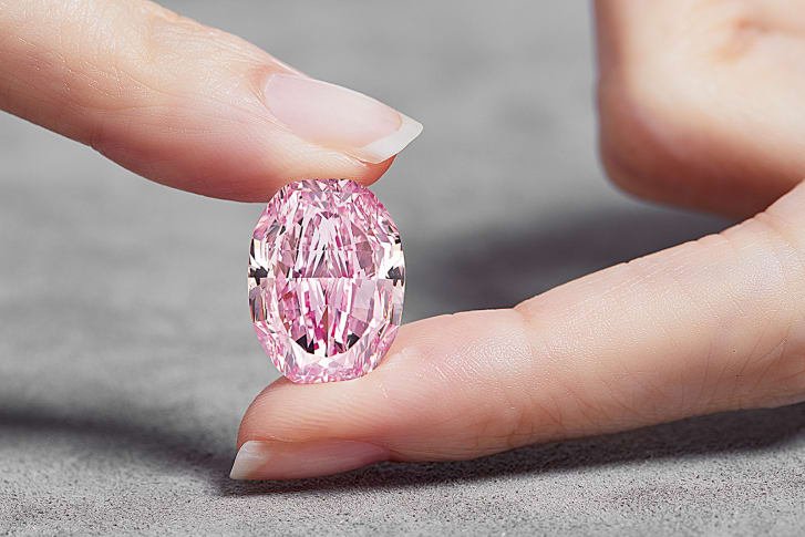 Zeldzame paars-roze diamant onder de hamer voor 38 miljoen dollar ...