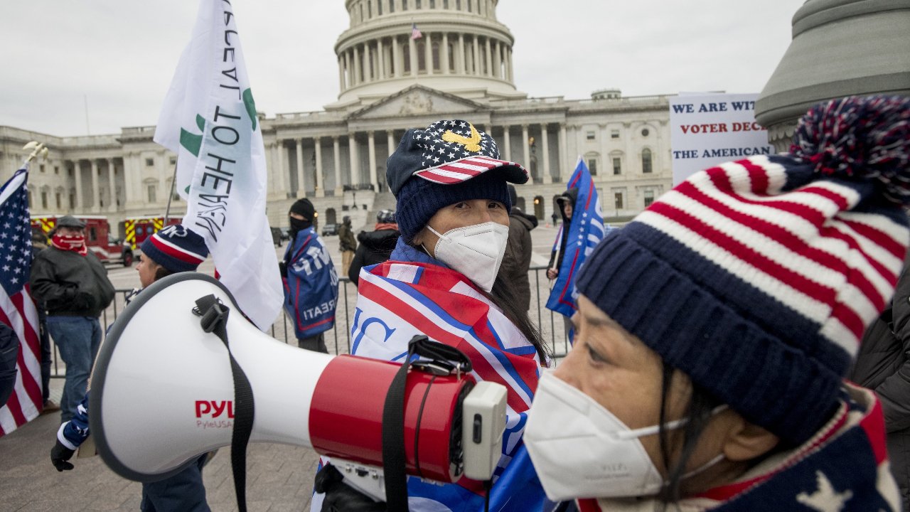 Trump-aanhangers dringen Capitool binnen - Business AM