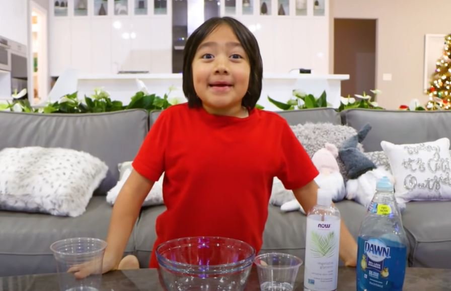 De bestbetaalde YouTuber van 2020 is ... 9 jaar oud - Newsmonkey