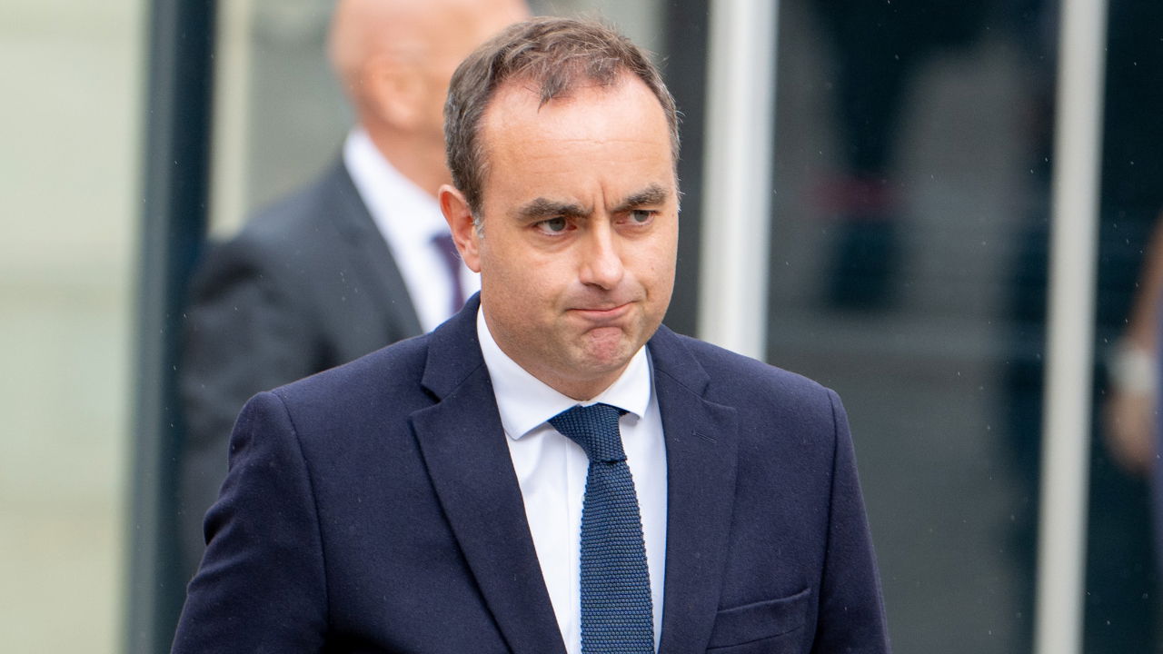 Le Premier ministre français Lecornu survit aux motions de défiance ...