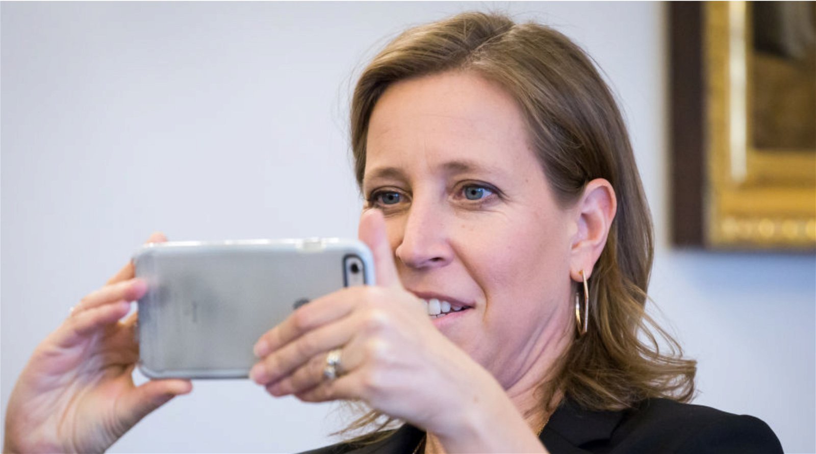 Topvrouw YouTube, die mee aan de wieg stond van Google, treedt af ...