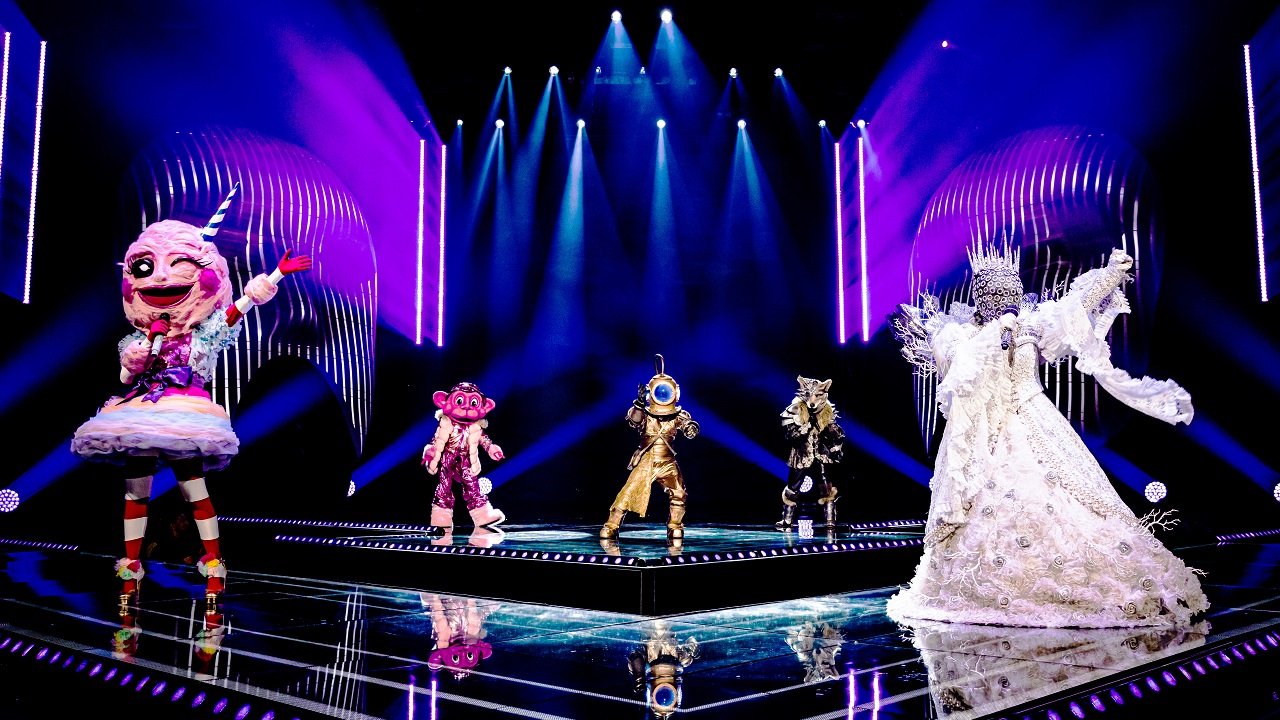 'The Masked Singer': eerste groepsnummer en een blik achter de schermen ...