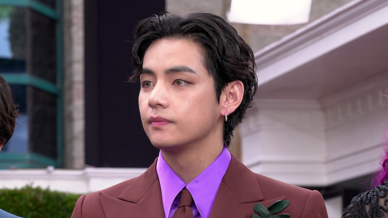 V (BTS) lost cover van 'It's Beginning To Look A Lot Like Christmas ...