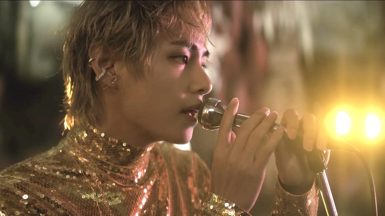 V (BTS) lost het melancholische 'Love Me Again' als eerste nummer van ...