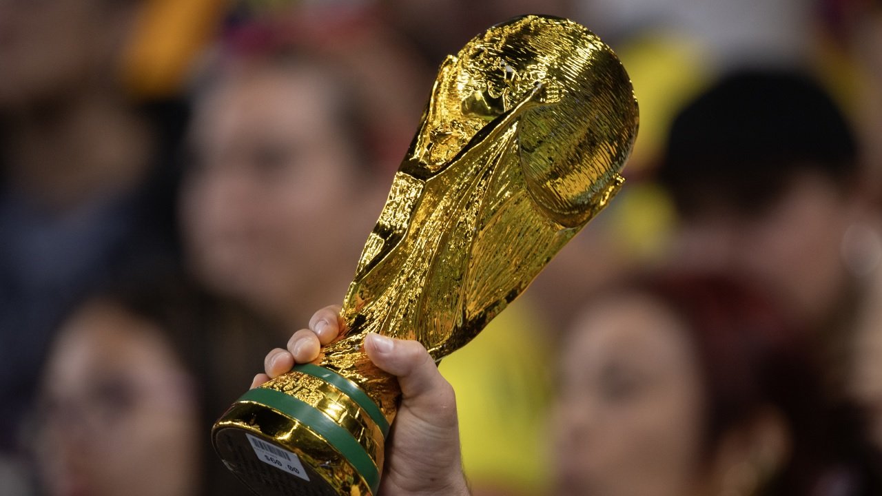 Wereldkampioenschap voetbal 2030 gaat door in zes landen op drie ...