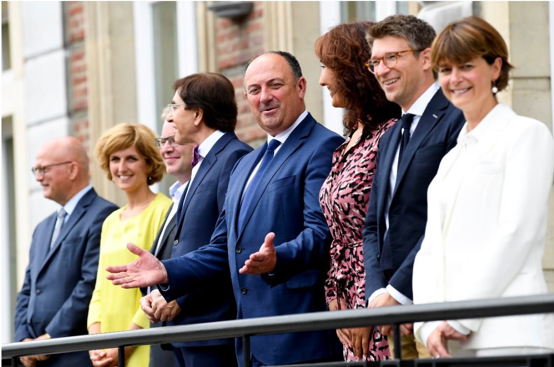 Waalse en Brusselse regering in quarantaine - Business AM
