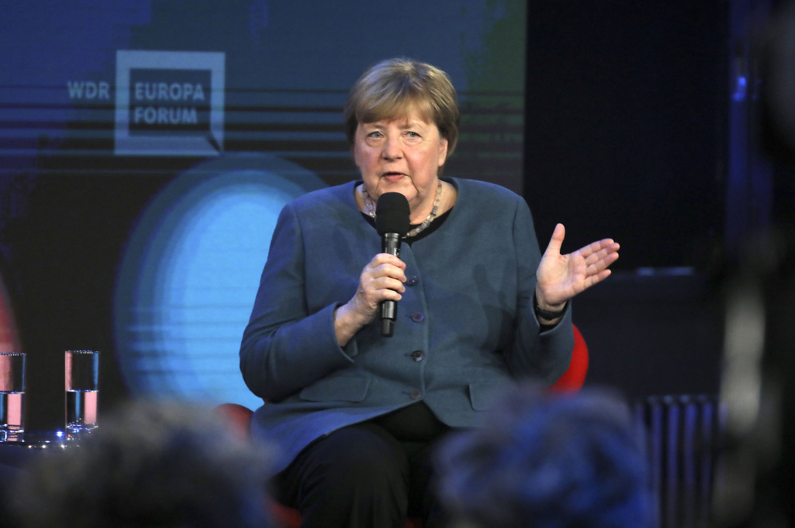 Merkel dringt aan op diplomatieke inspanningen van de EU met Rusland ...