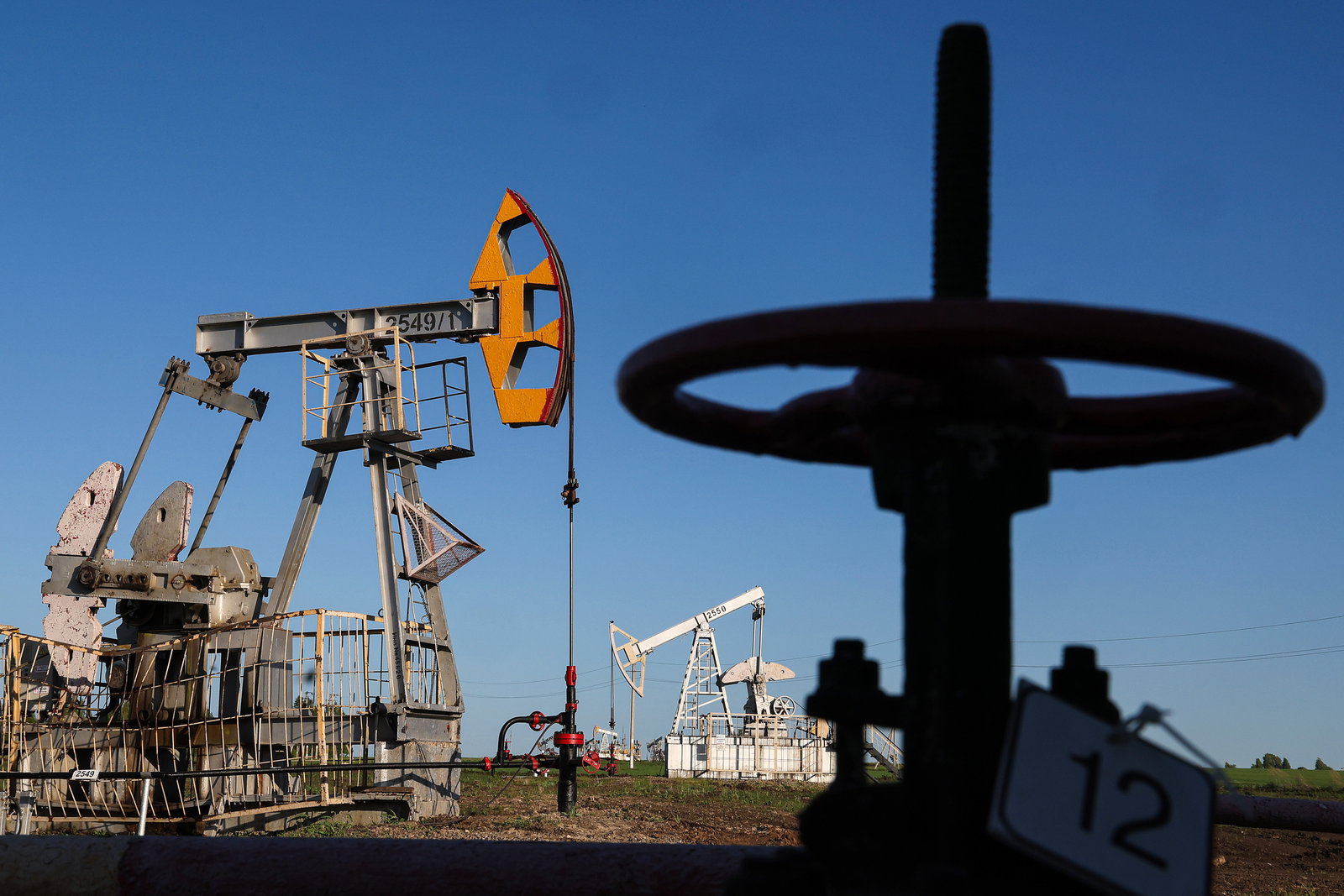 Oliemarkt reageert op wisselende signalen van Trump over Iran - Business AM