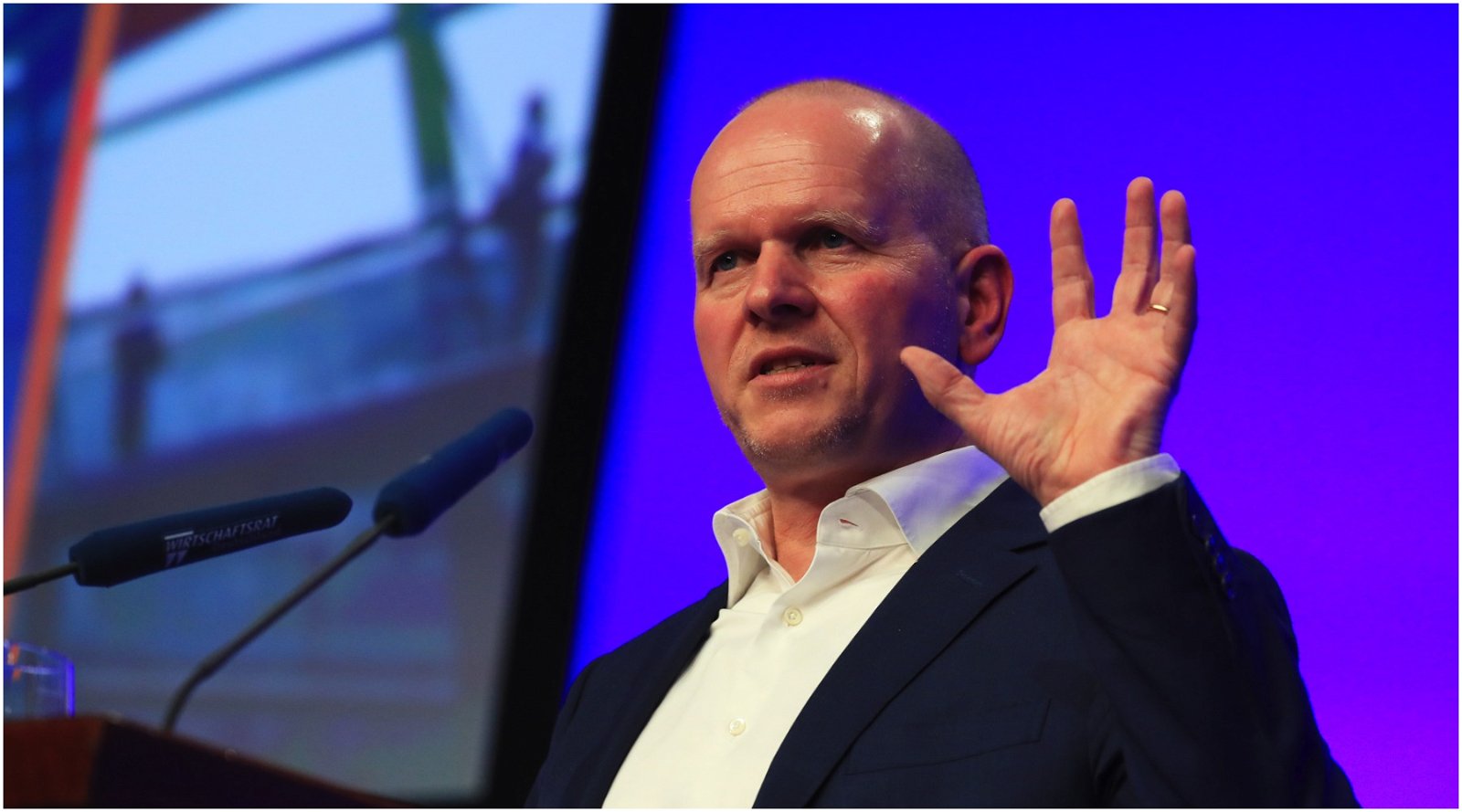 Mastercard-CEO Michael Miebach: “SWIFT bestaat niet meer binnen 5 jaar ...